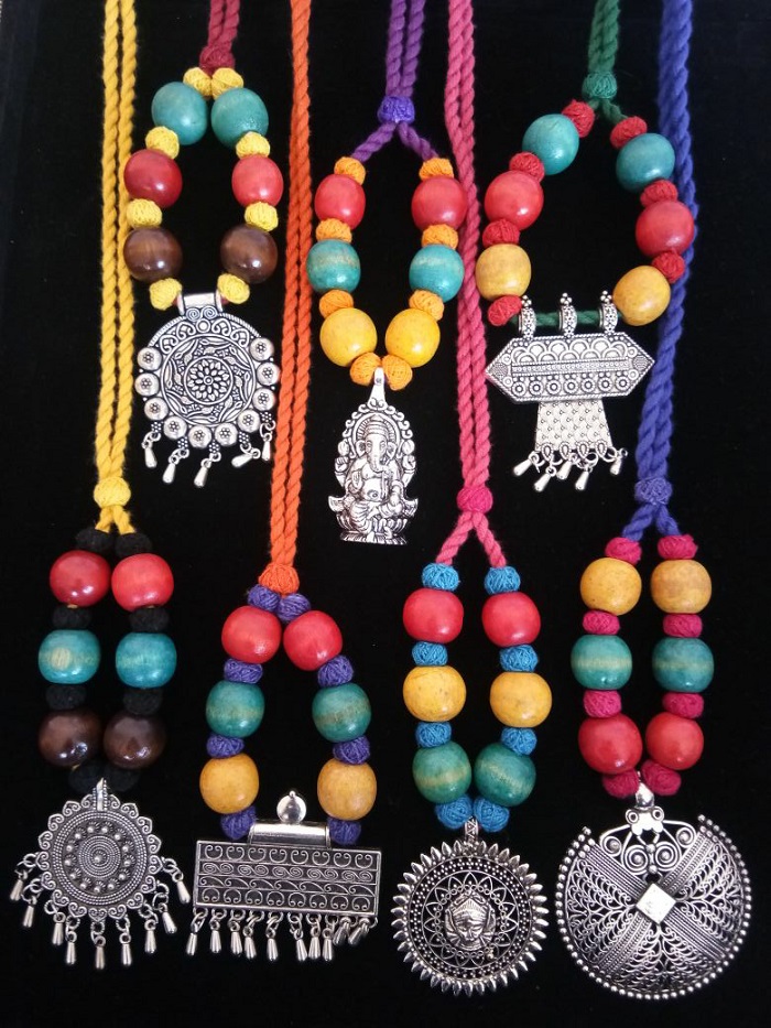 FASHIONABLE THREAD NECKLACES